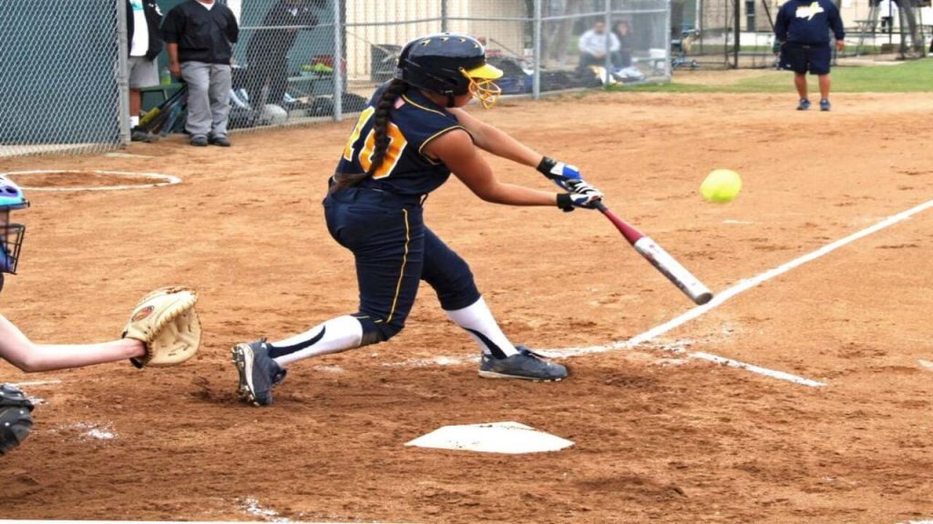 Learn How To Swing A Softball Bat - Step By Step Guide - FriskMode